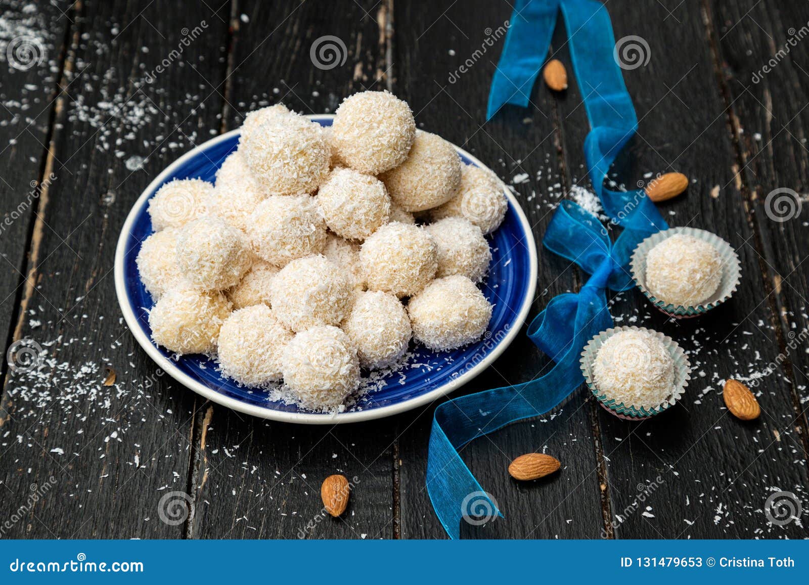 Raffaello Sweets Hecho En Casa - Bolas Del Coco Imagen de archivo ...