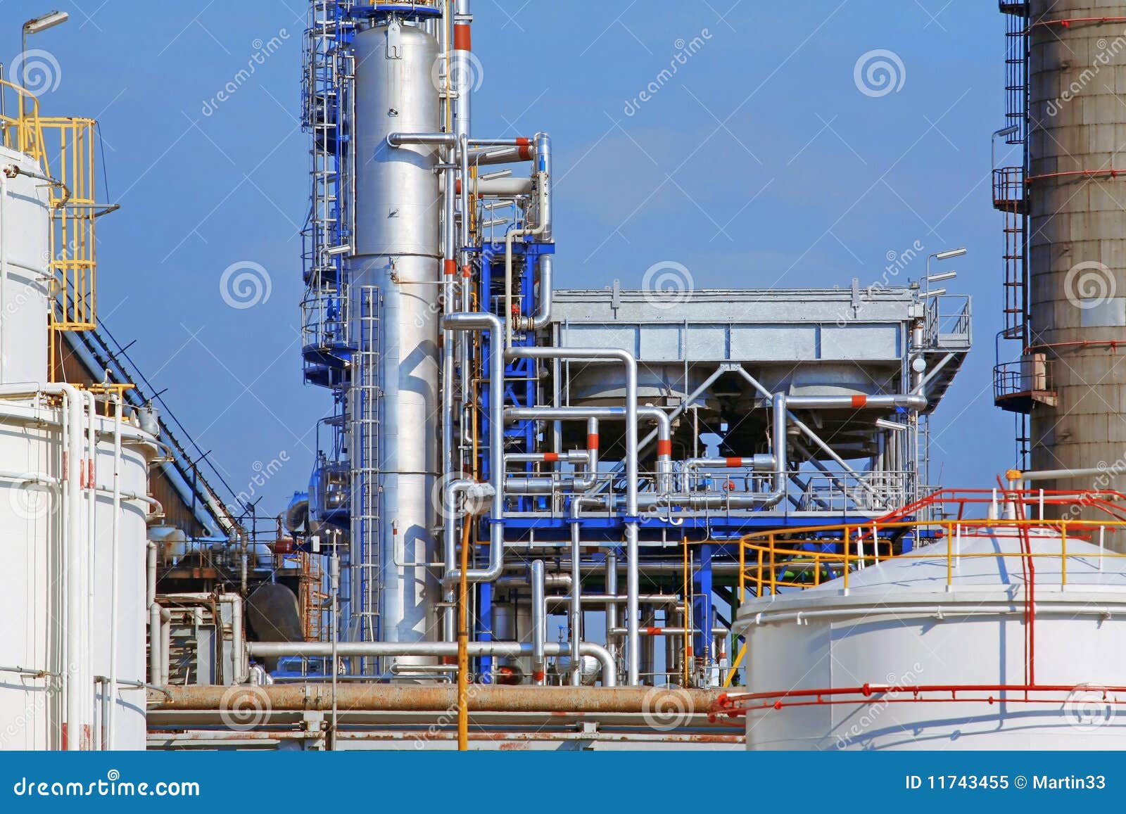 Raffinaderij stock afbeelding. Image of ijzer, aardolie - 11743455