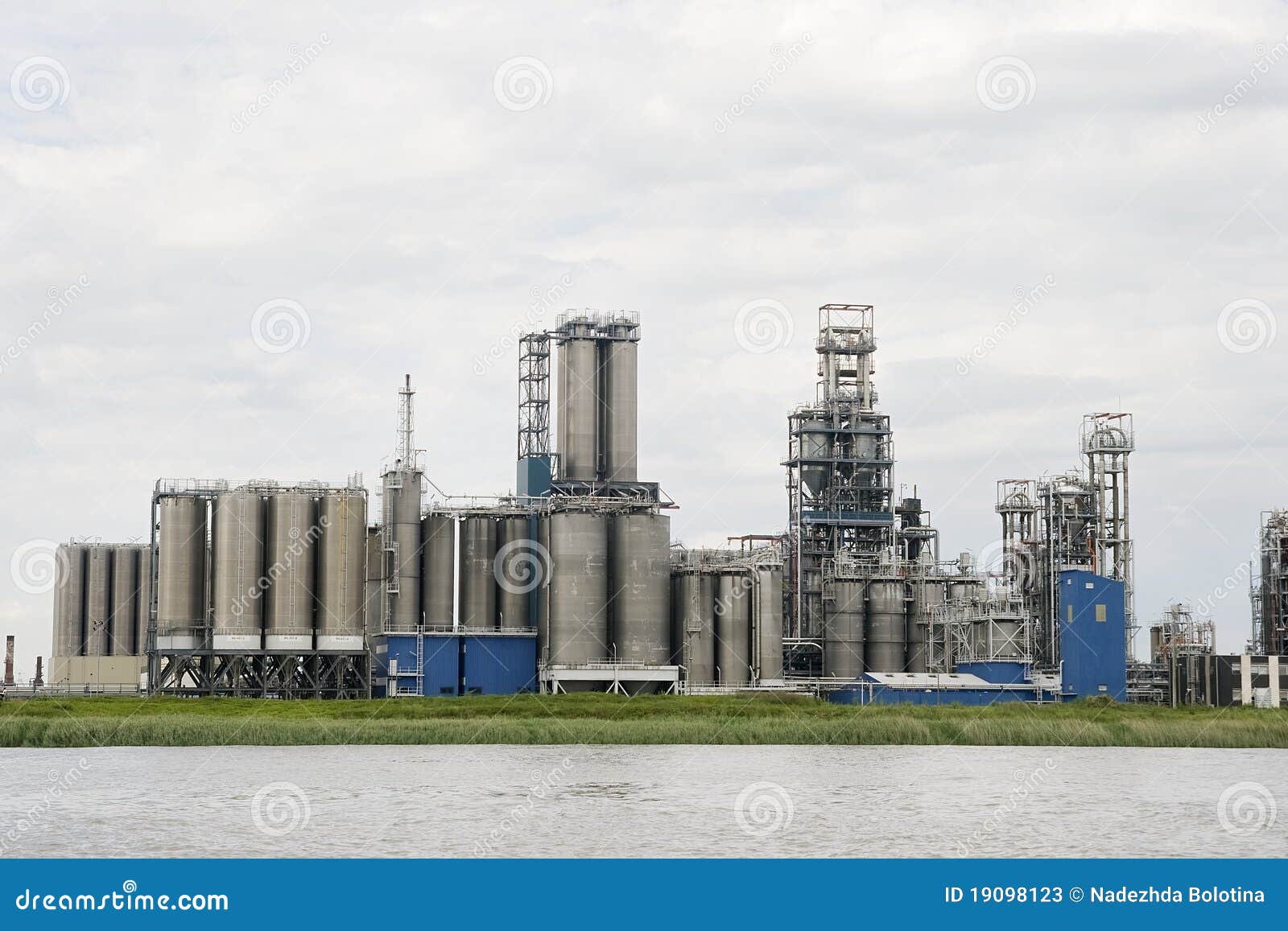 Raffinaderij stock afbeelding. Image of productie, grijs - 19098123