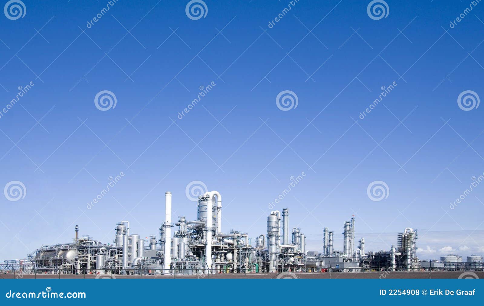 Raffinaderij 3 stock foto. Image of dioxyde, distillatie - 2254908