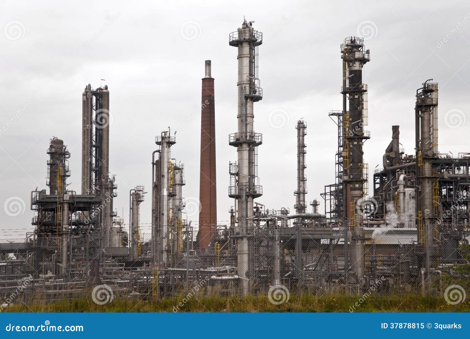 Raffinaderij redactionele afbeelding. Image of industrieel - 37878815
