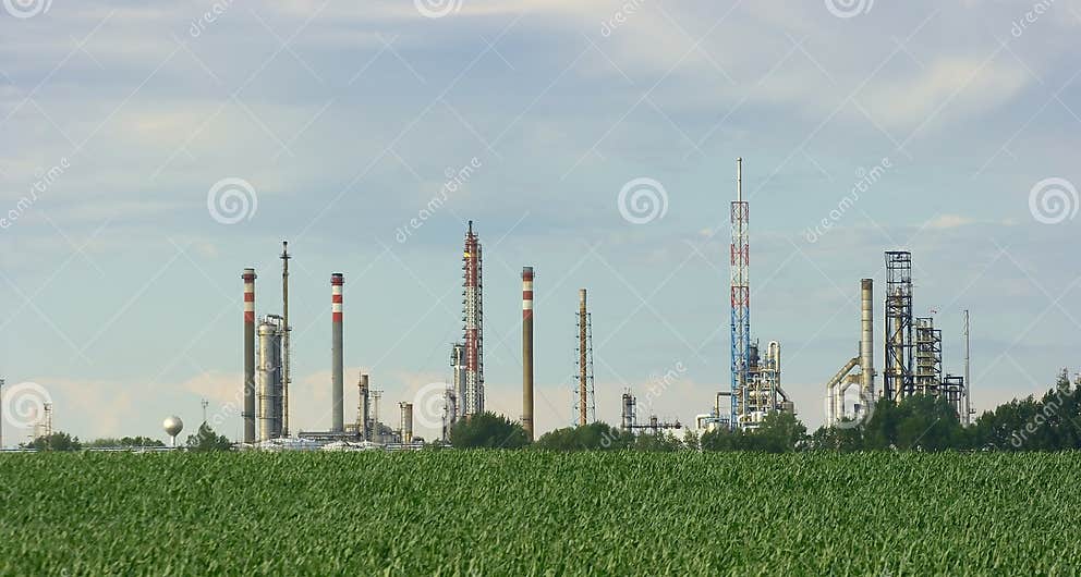 Raffinaderij stock foto. Image of gebouw, pijpleidingen - 5487444
