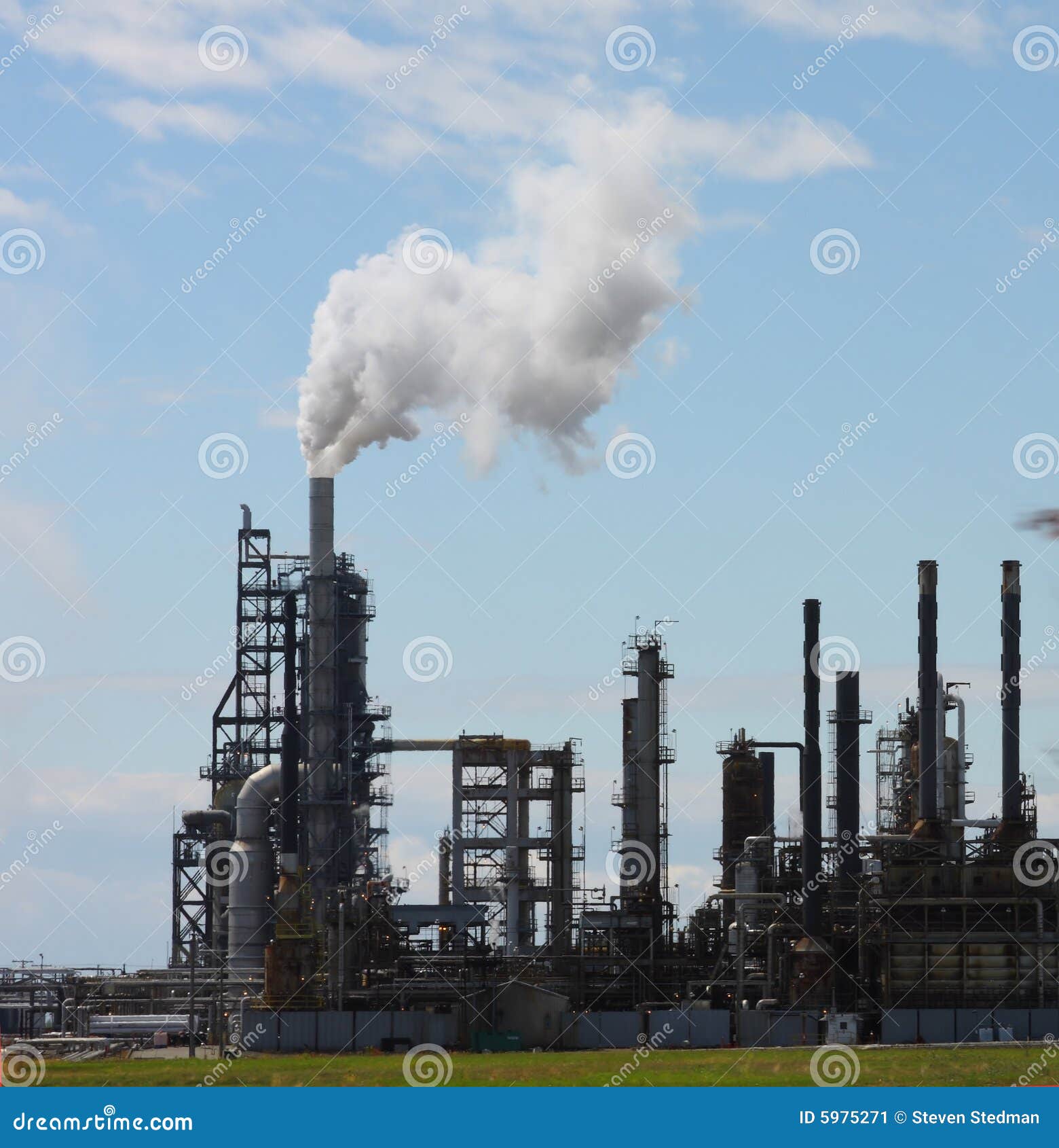 Raffinaderij stock afbeelding. Image of fabriek, metaal - 5975271