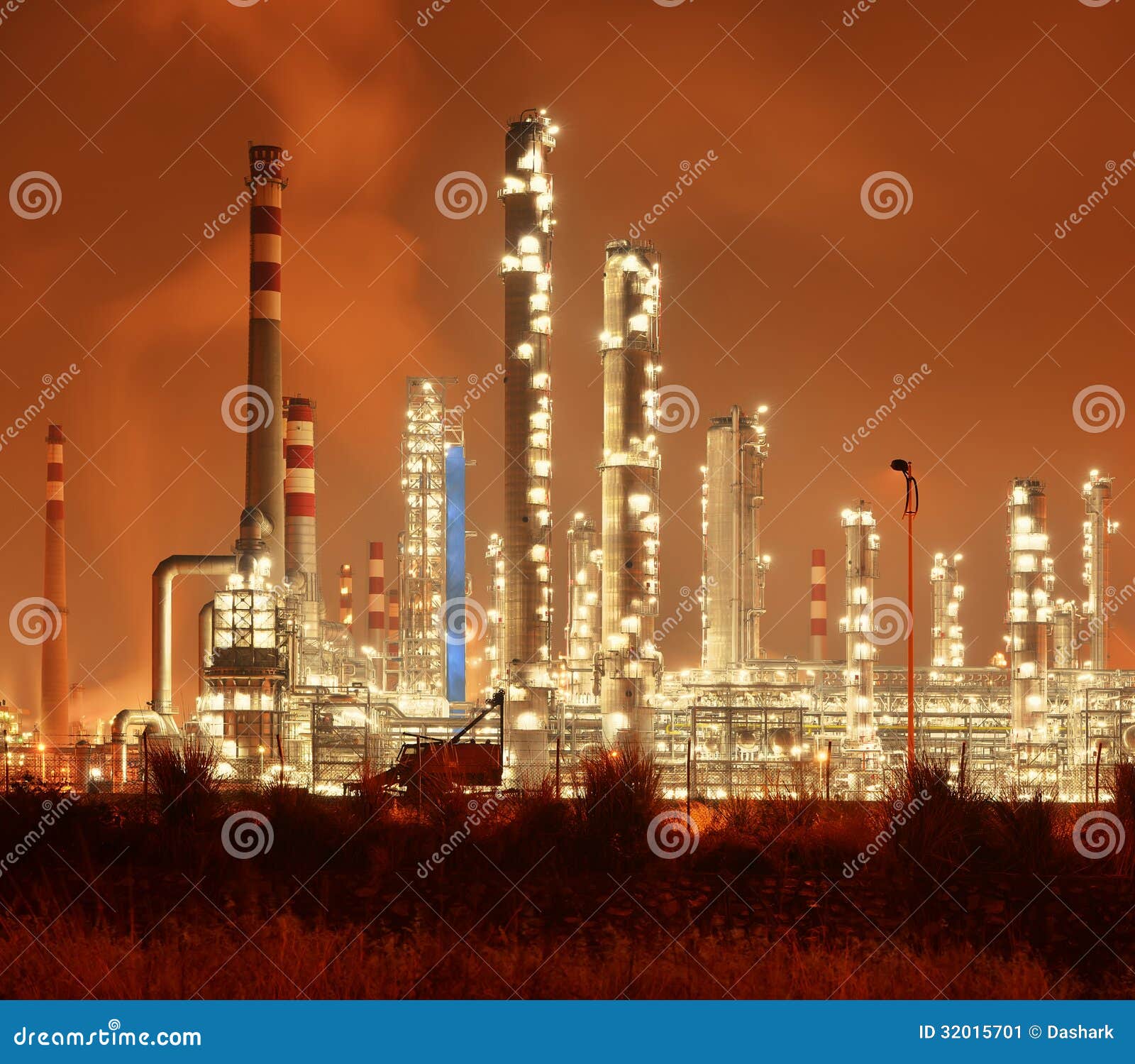 Raffinaderij Bedrijf Bij Nacht Stock Afbeelding - Image of techniek ...