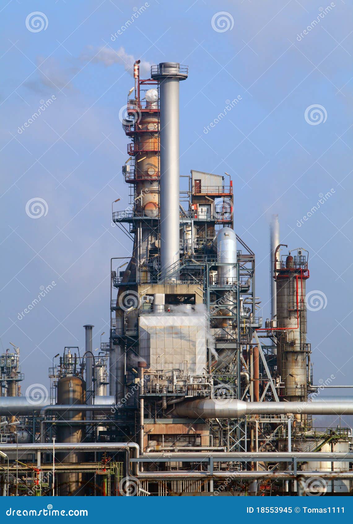 Raffineria di petrolio immagine stock. Immagine di architettura - 18553945