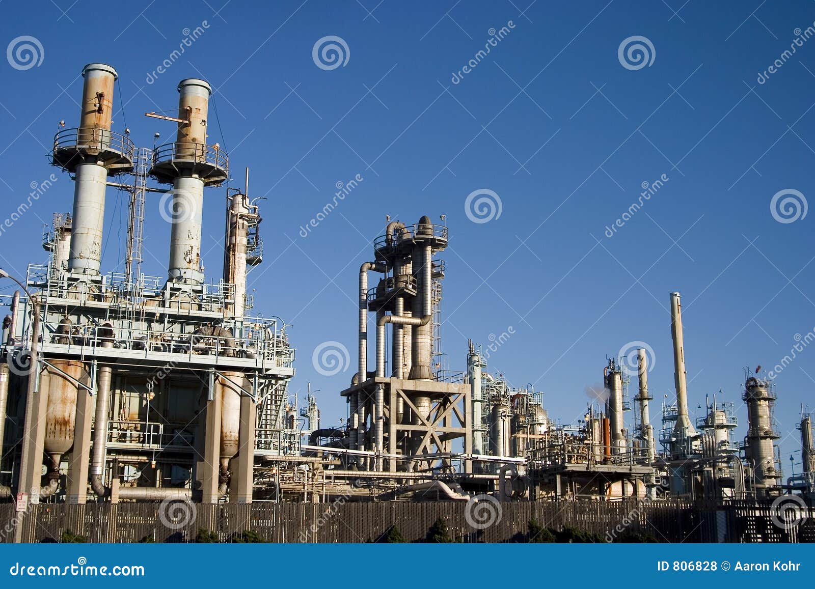 Raffineria di petrolio 2 fotografia stock. Immagine di vapori - 806828