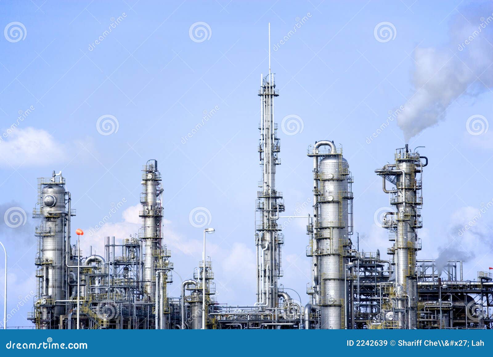Raffineria di petrolio immagine stock. Immagine di distillazione - 2242639