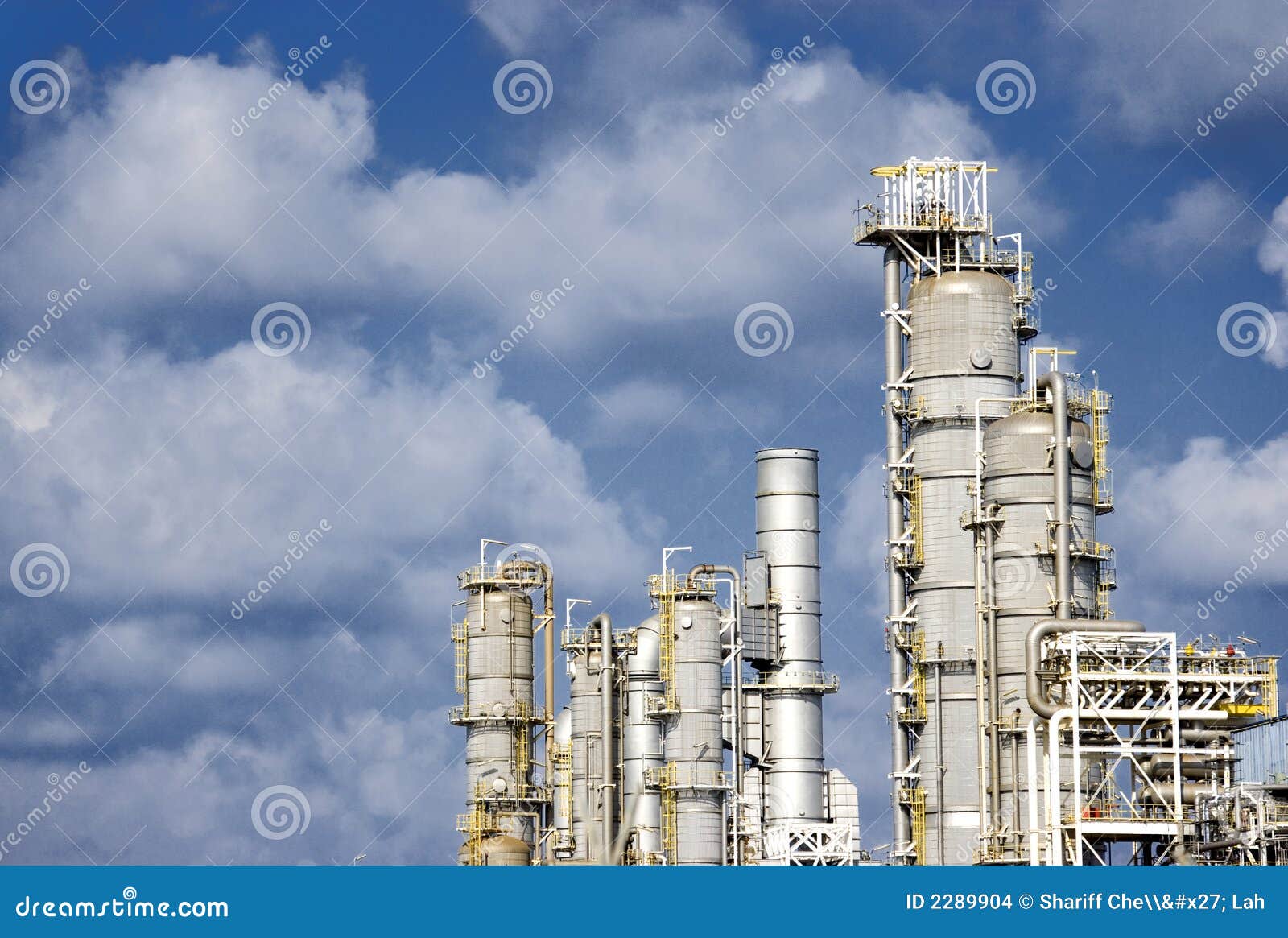 Raffineria di petrolio fotografia stock. Immagine di inquinamento - 2289904