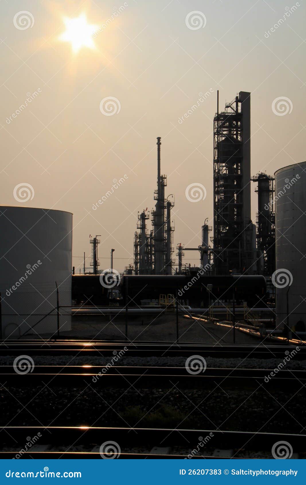 Raffineria di petrolio immagine stock. Immagine di opacità - 26207383