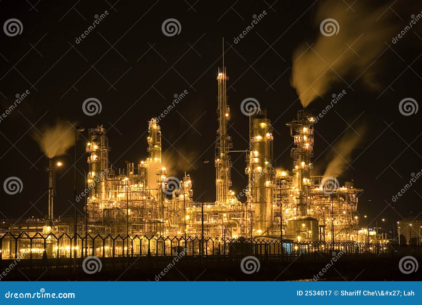 Raffineria Di Petrolio Alla Notte Immagine Stock - Immagine di raffini ...