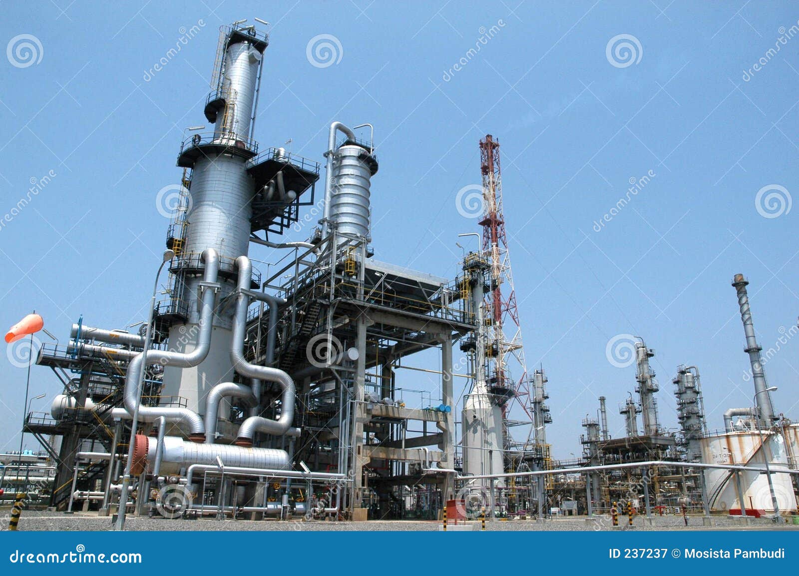 Raffineria Di Petrolio Sterlineata Immagine Stock - Immagine di ...