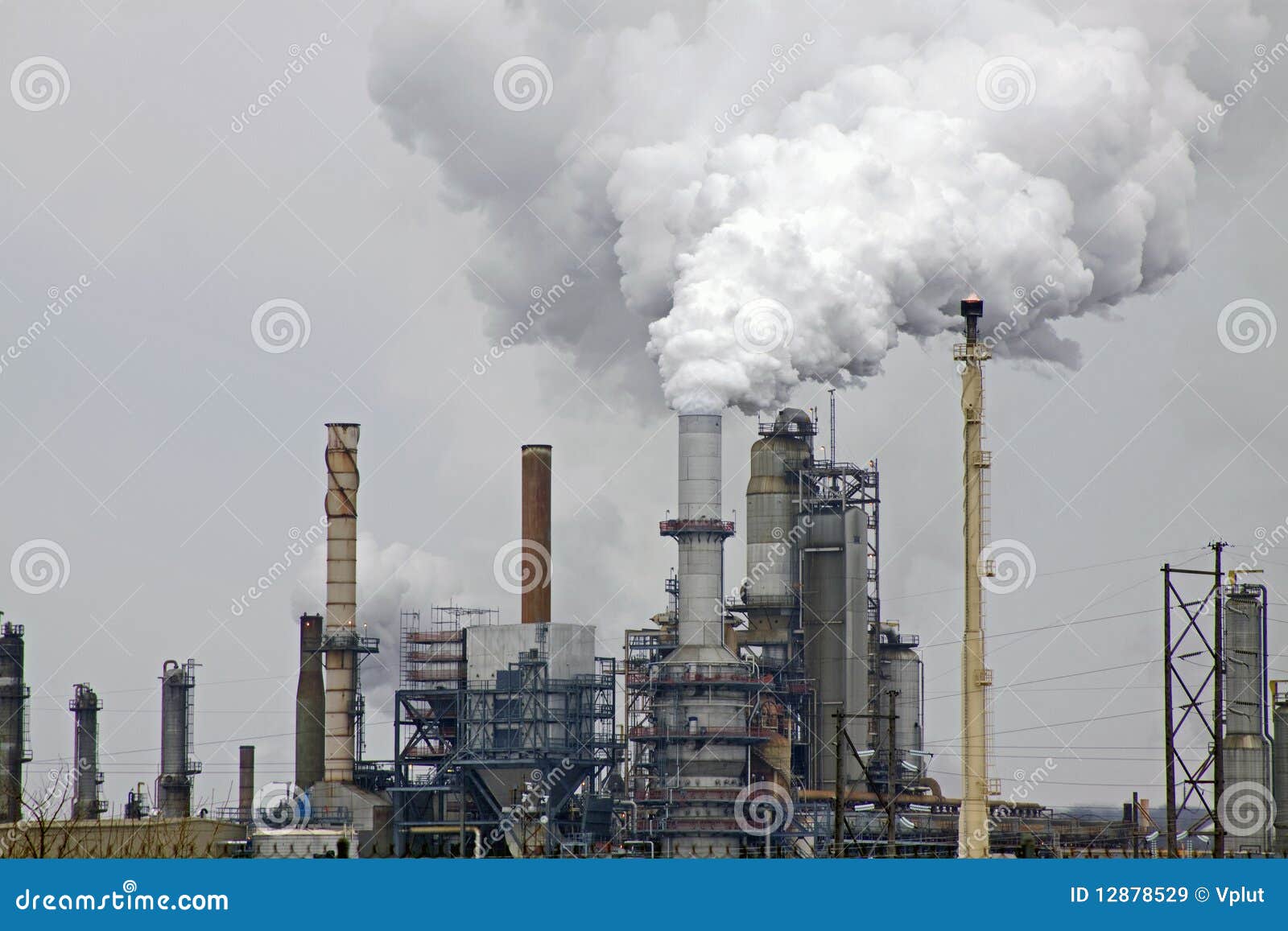 Raffinerie image stock. Image du industrie, pouvoir, nuages - 12878529
