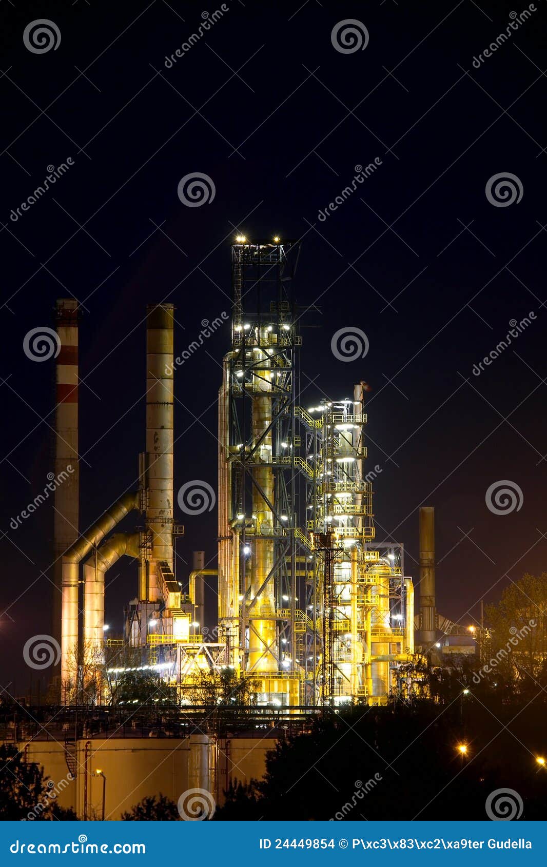 Raffinerie stockfoto. Bild von industriell, brennbar - 24449854