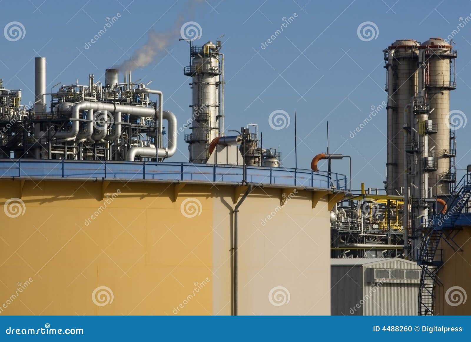 Raffinerie photo stock. Image du brut, raffinerie, ambiant - 4488260