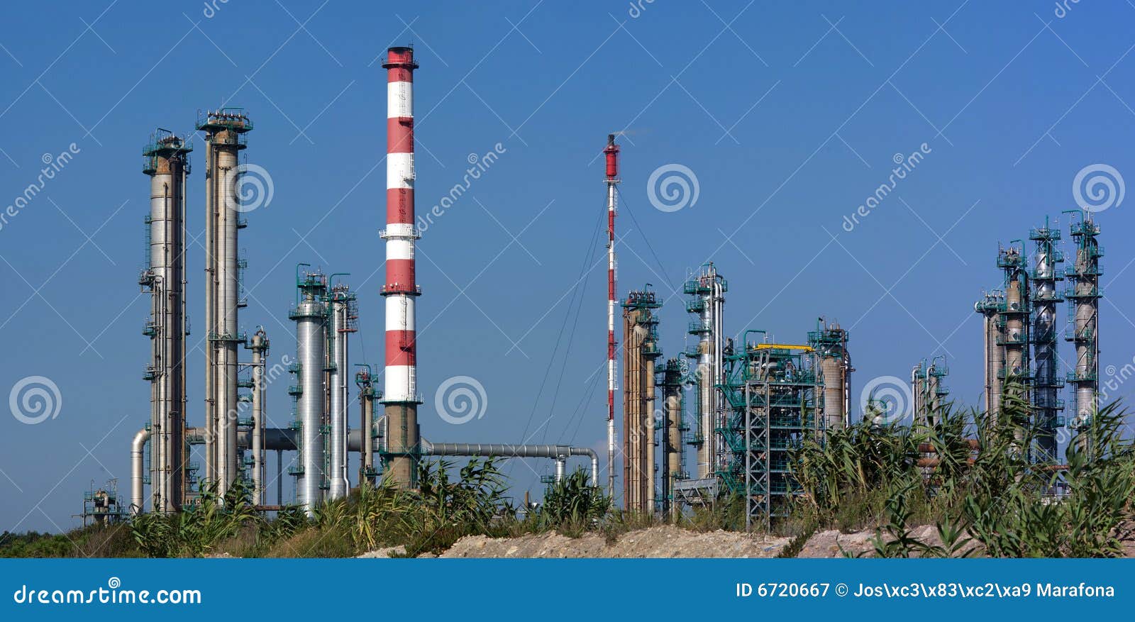 Raffinerie image stock. Image du tour, brûlure, mondial - 6720667