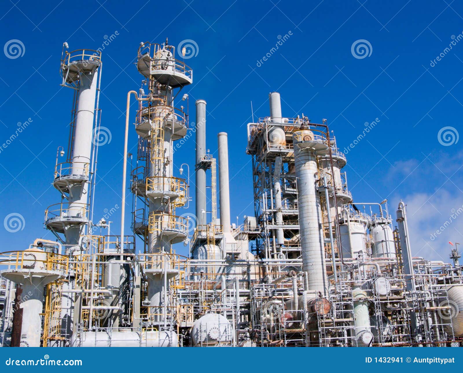 Raffinerie chimique image stock. Image du tours, environnement - 1432941