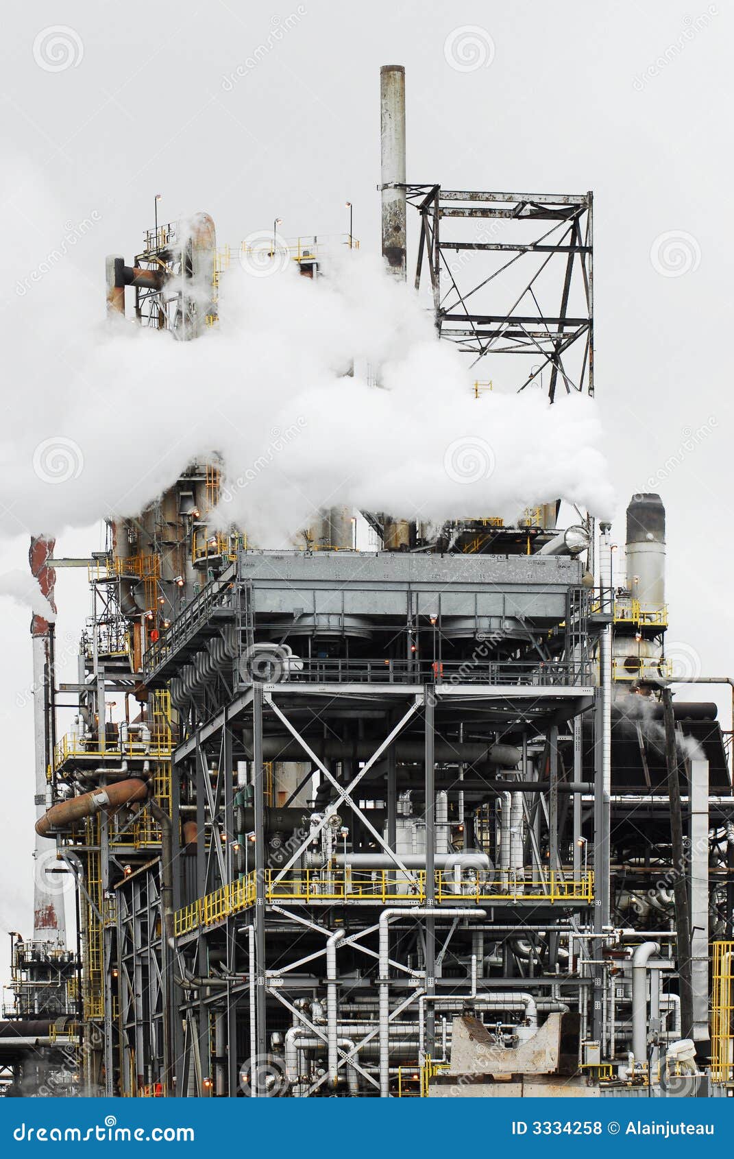 Raffinerie de fumage photo stock. Image du usines, chimie - 3334258