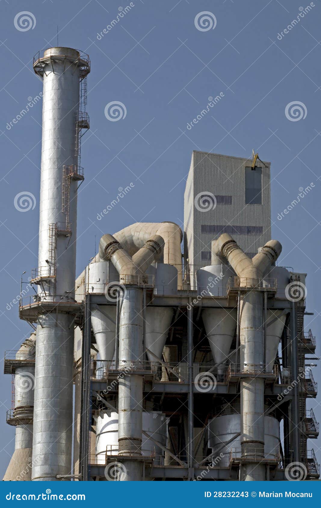 Raffinerie de pétrole image stock. Image du machines - 28232243