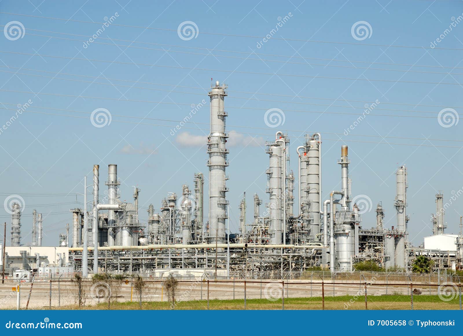 Raffinerie De Pétrole Moderne Photo stock - Image du raffinez ...