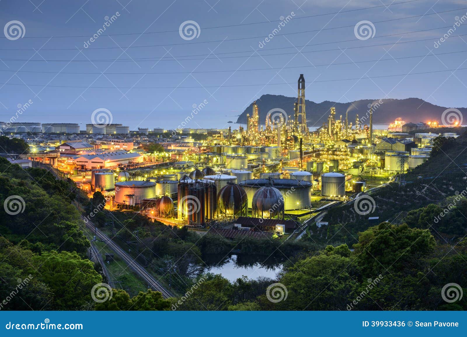 Raffinerie di petrolio fotografia editoriale. Immagine di fabbricazione ...