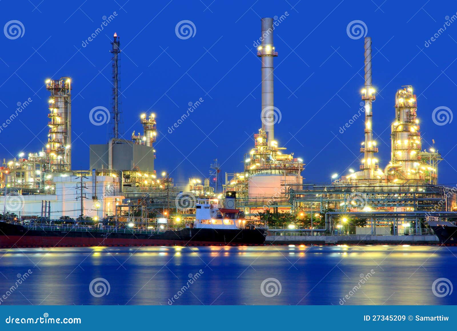 Raffinerie Di Petrolio Litoranee. Immagine Stock - Immagine di scuro ...