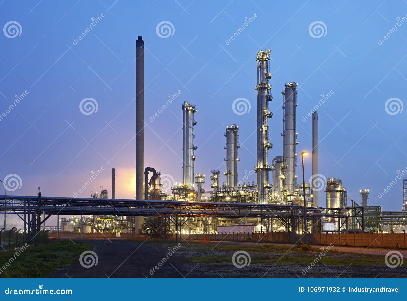 Raffinerie la nuit photo stock. Image du anvers, longtemps - 106971932
