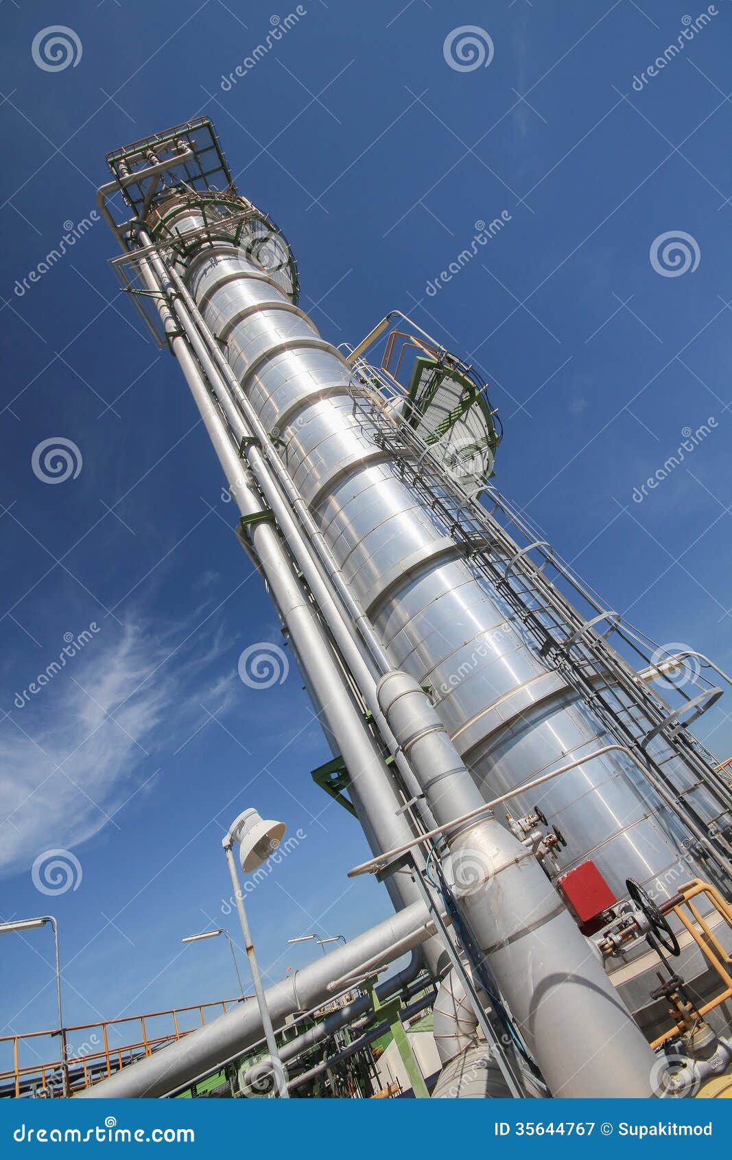 Raffinerieturm in Der Industrieanlage Stockbild - Bild von destillation ...