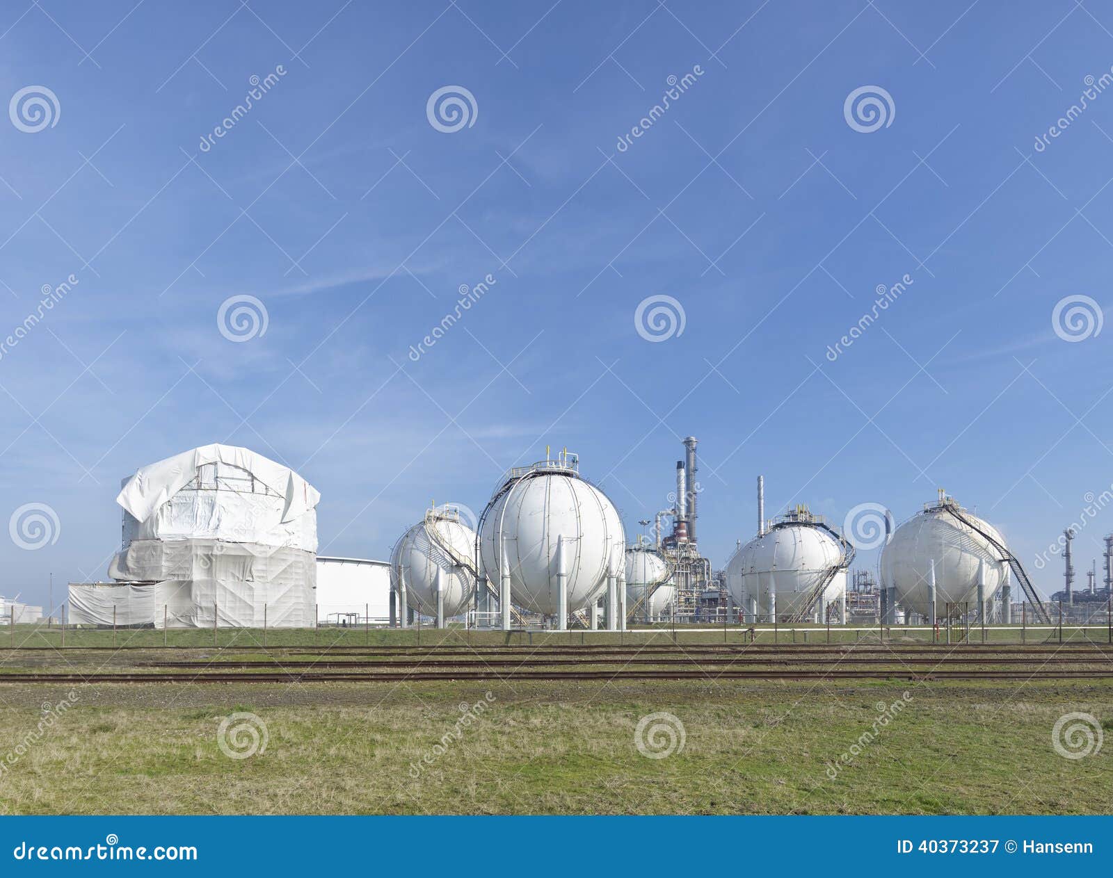 Rafineria rezerwuary obraz stock. Obraz złożonej z greenbacks - 40373237