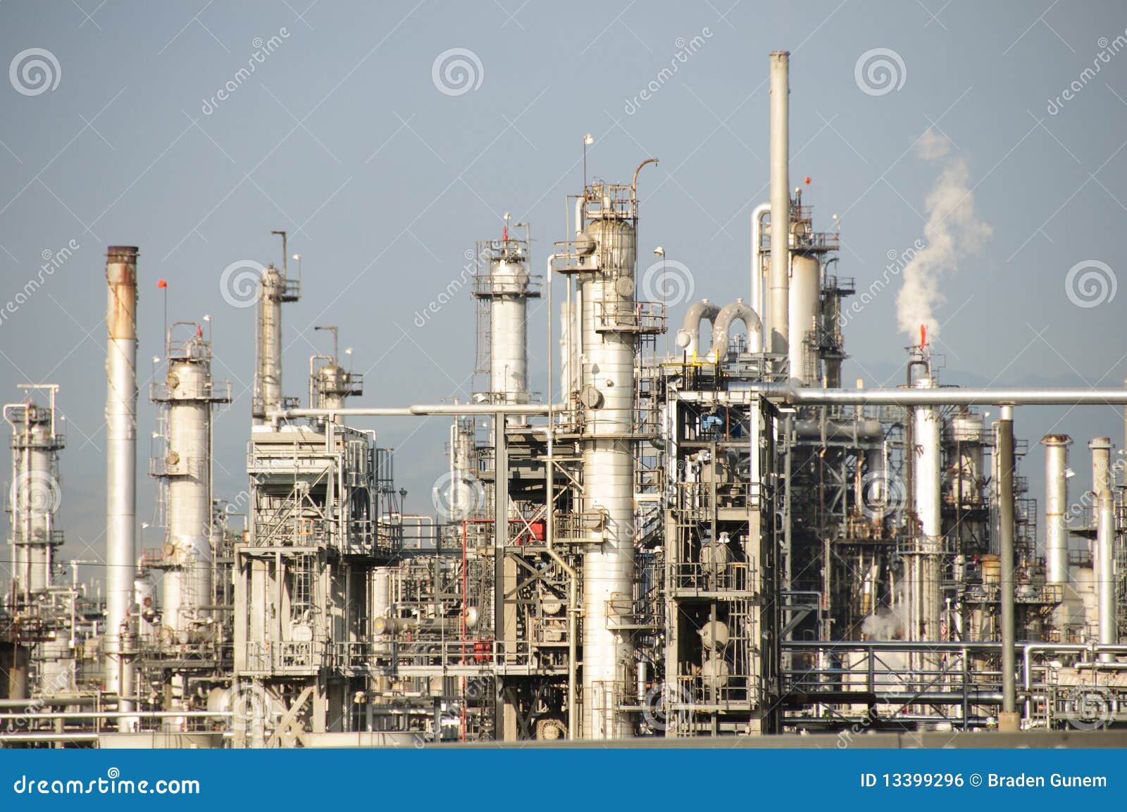 Rafineria ropy naftowej zdjęcie stock. Obraz złożonej z sterta - 13399296