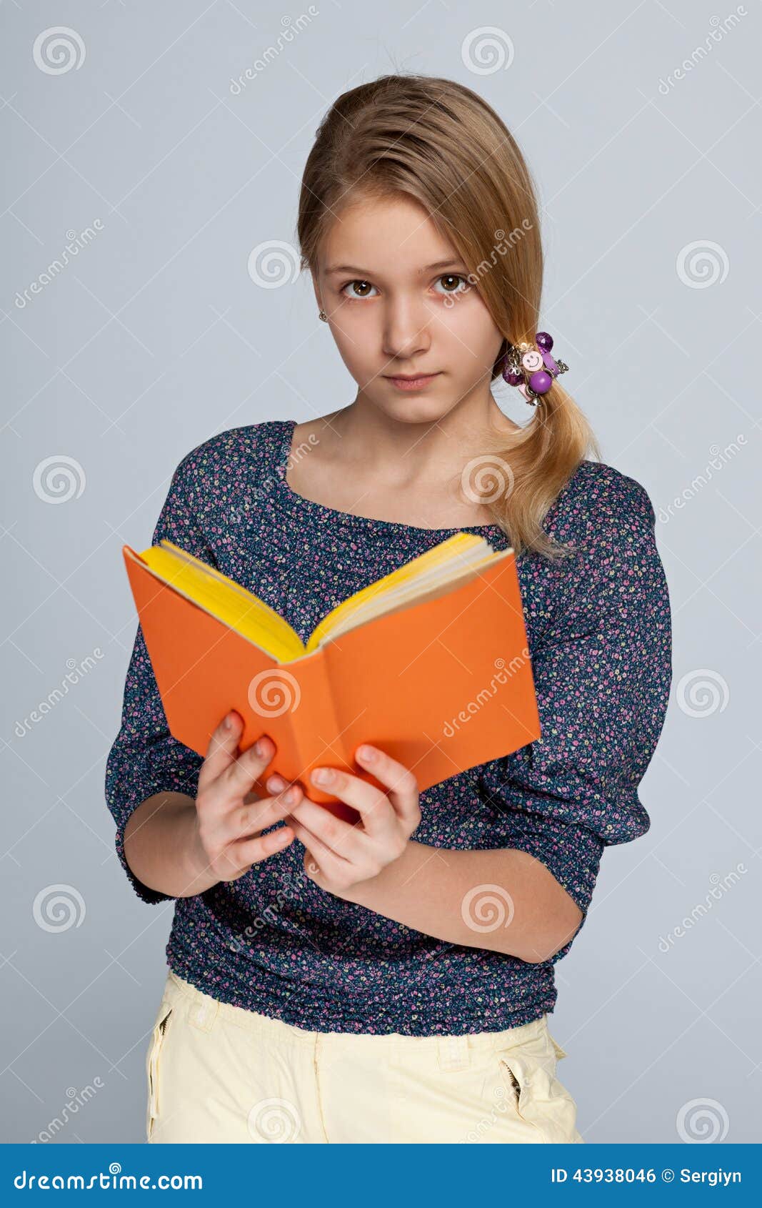Ragazza abile con un libro fotografia stock. Immagine di femmina - 43938046