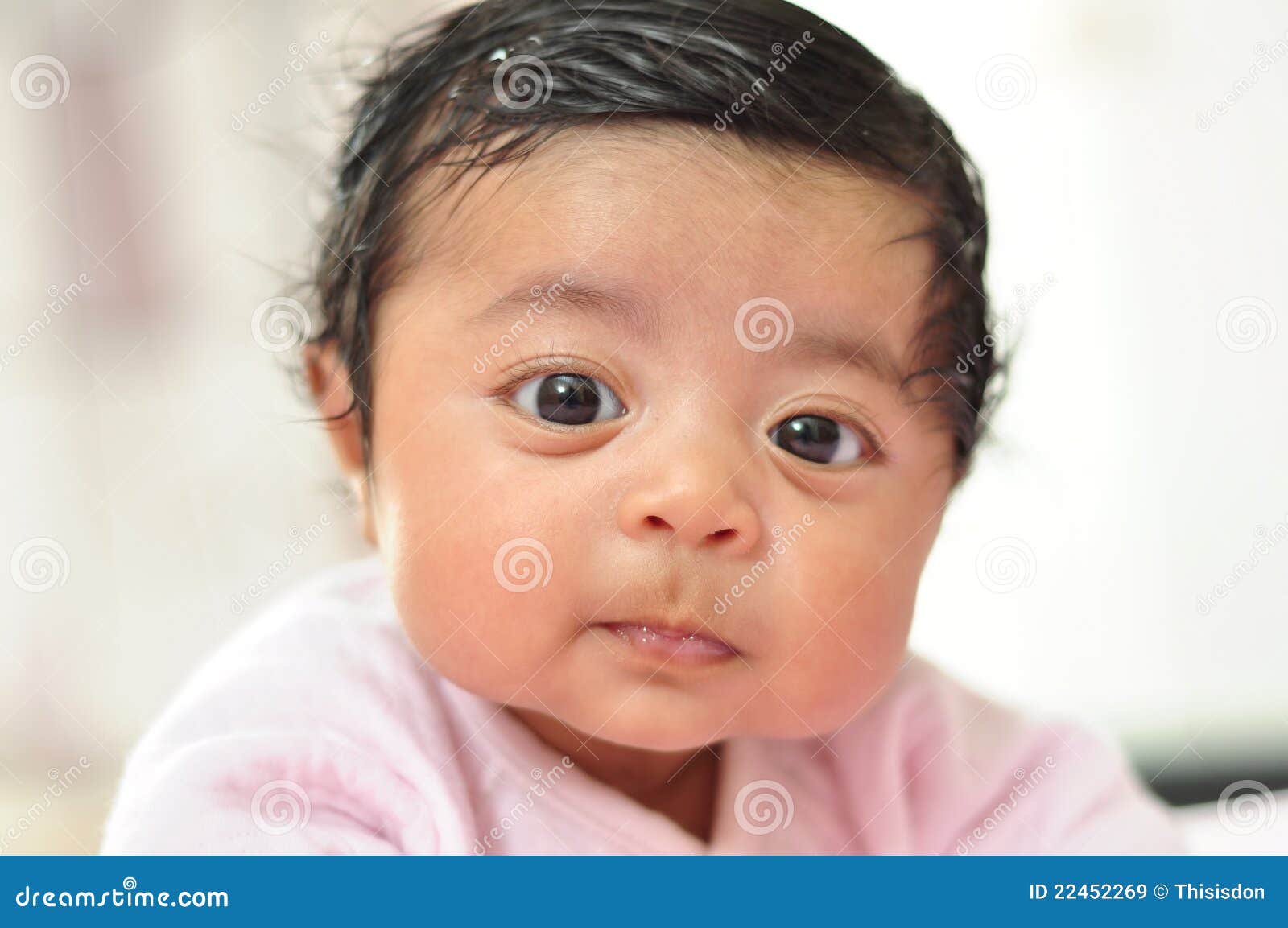 Ragazza Adorabile Con Capelli Neri Immagine Stock - Immagine di felice ...