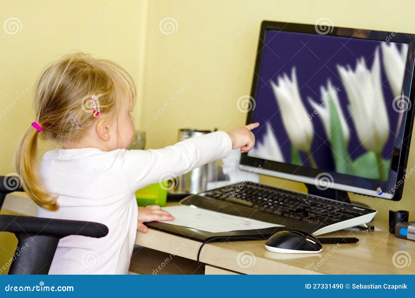 Ragazza Al Desktop Computer Fotografia Stock - Immagine di caucasico ...