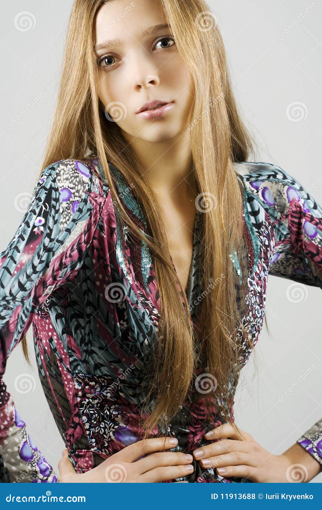 Ragazza Alla Moda Di Fascino Fotografia Stock - Immagine di modo ...