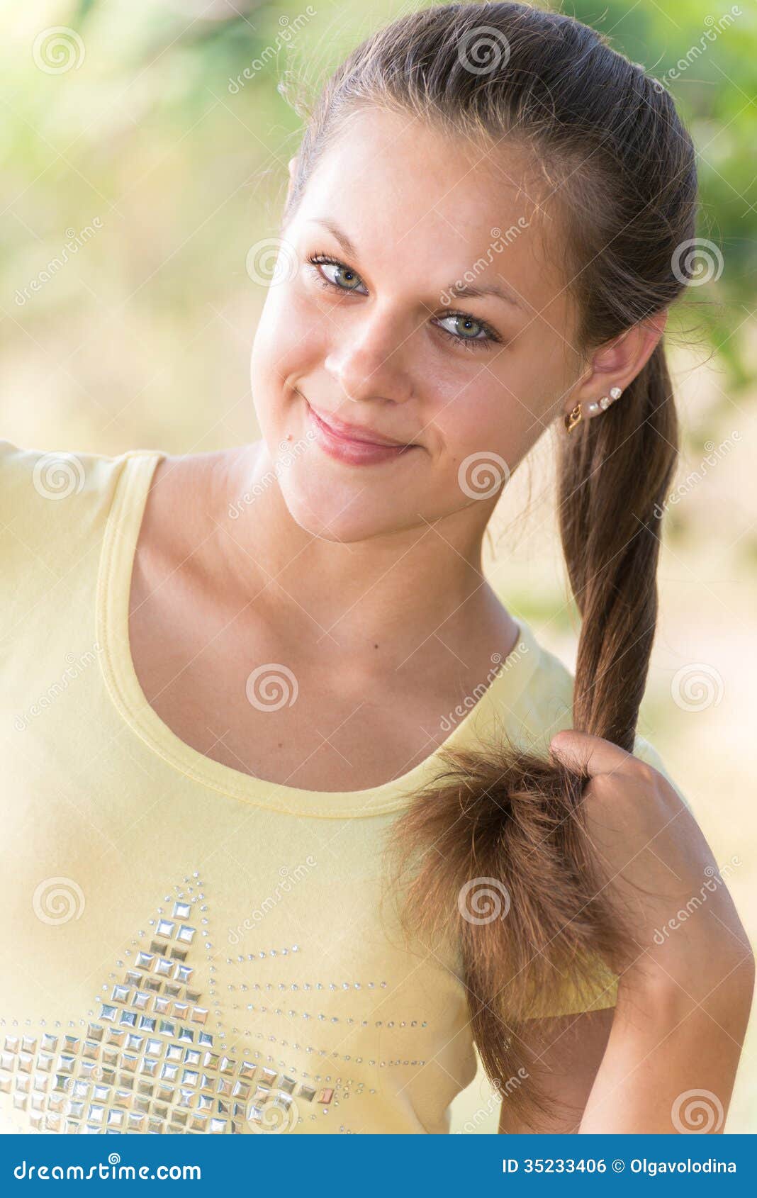 Ragazza 13 Anni Sulla Natura Fotografia Stock - Immagine di allievo ...