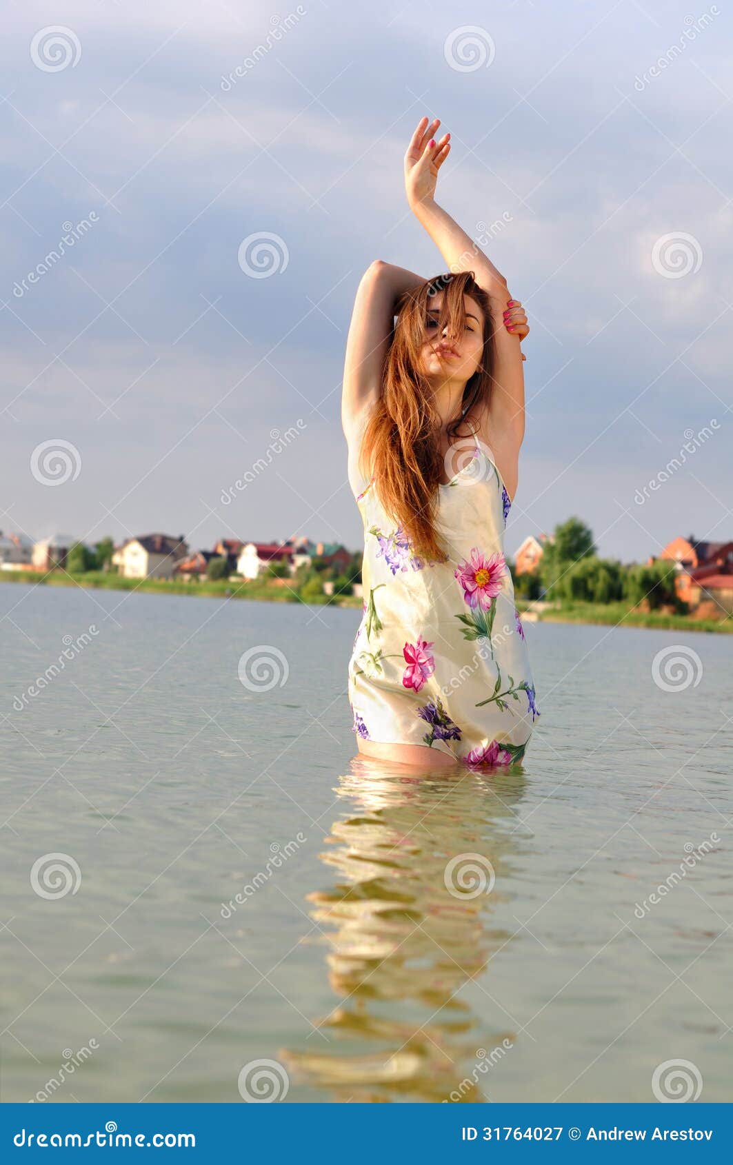 Ragazza Appassionata in Una Camicia Da Notte Nel Lago Immagine Stock ...