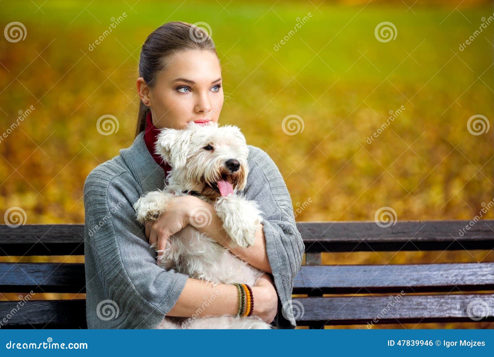 Ragazza Che Abbraccia Il Suo Cane Fotografia Stock - Immagine di risata ...