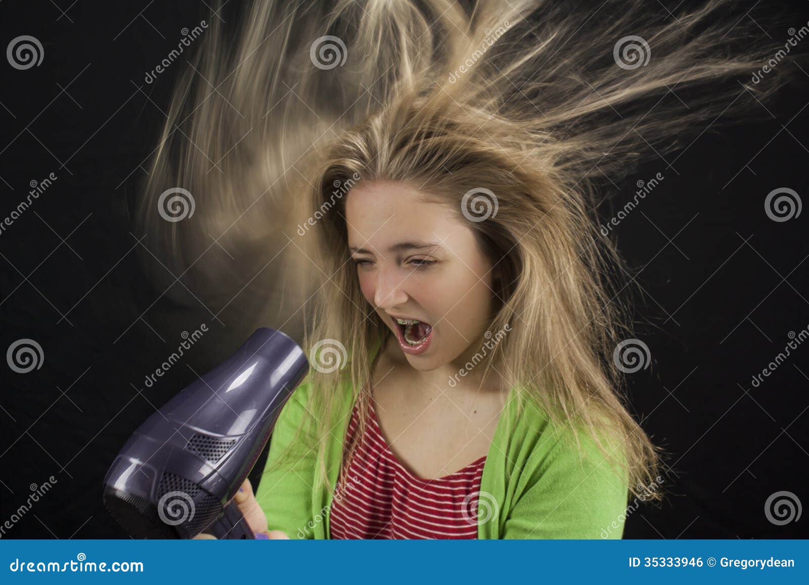 Ragazza Che Asciuga Col Phon I Suoi Capelli Fotografia Stock - Immagine ...