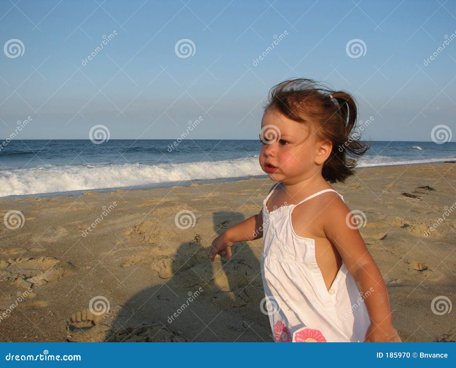 Ragazza Che Funziona Sulla Spiaggia Fotografia Stock - Immagine di ... Ragazza Che Funziona Sulla Spiaggia Fotografia Stock - Immagine di ...