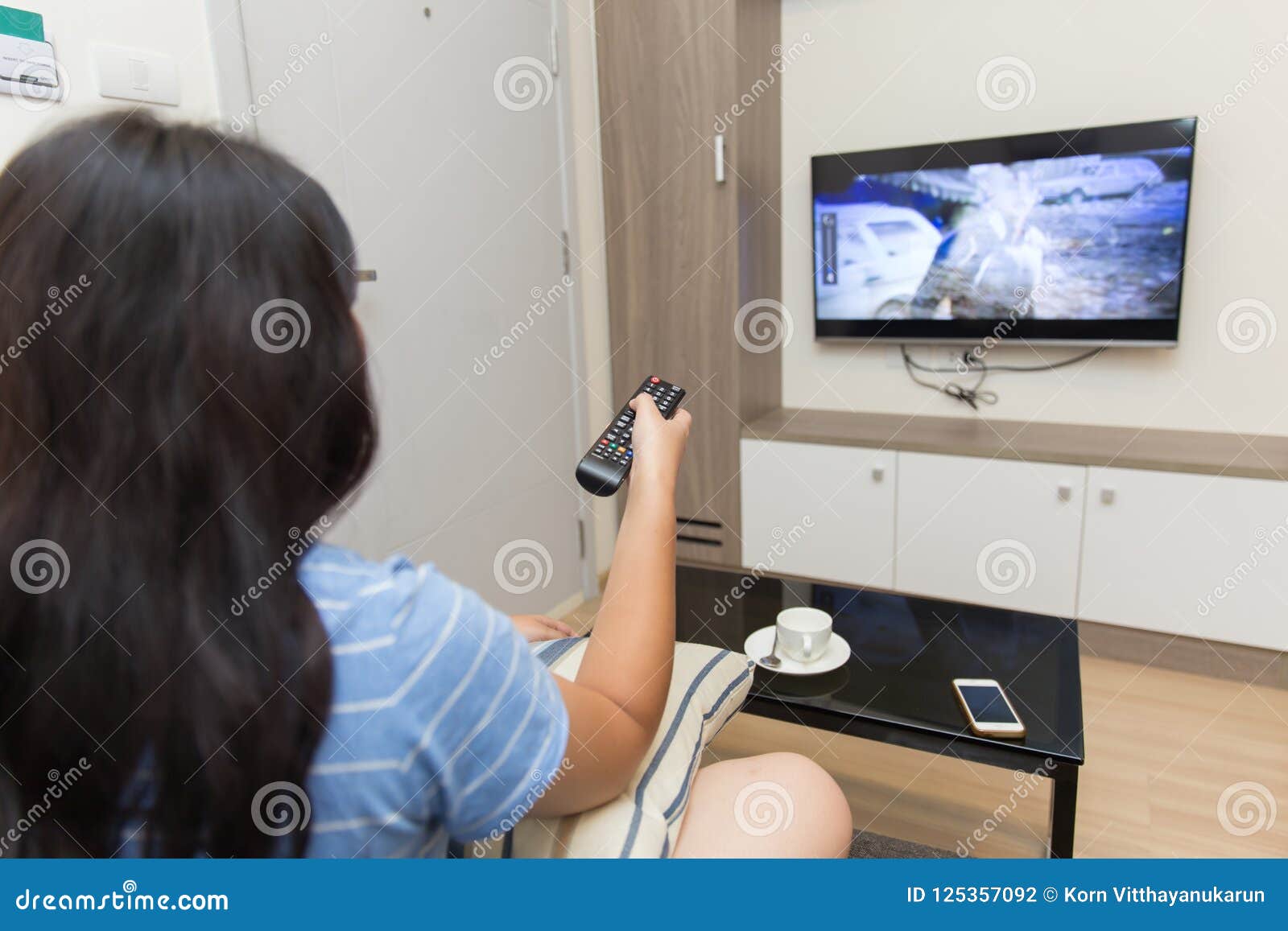 Ragazza Che Guarda TV in Salone Fotografia Stock - Immagine di ...