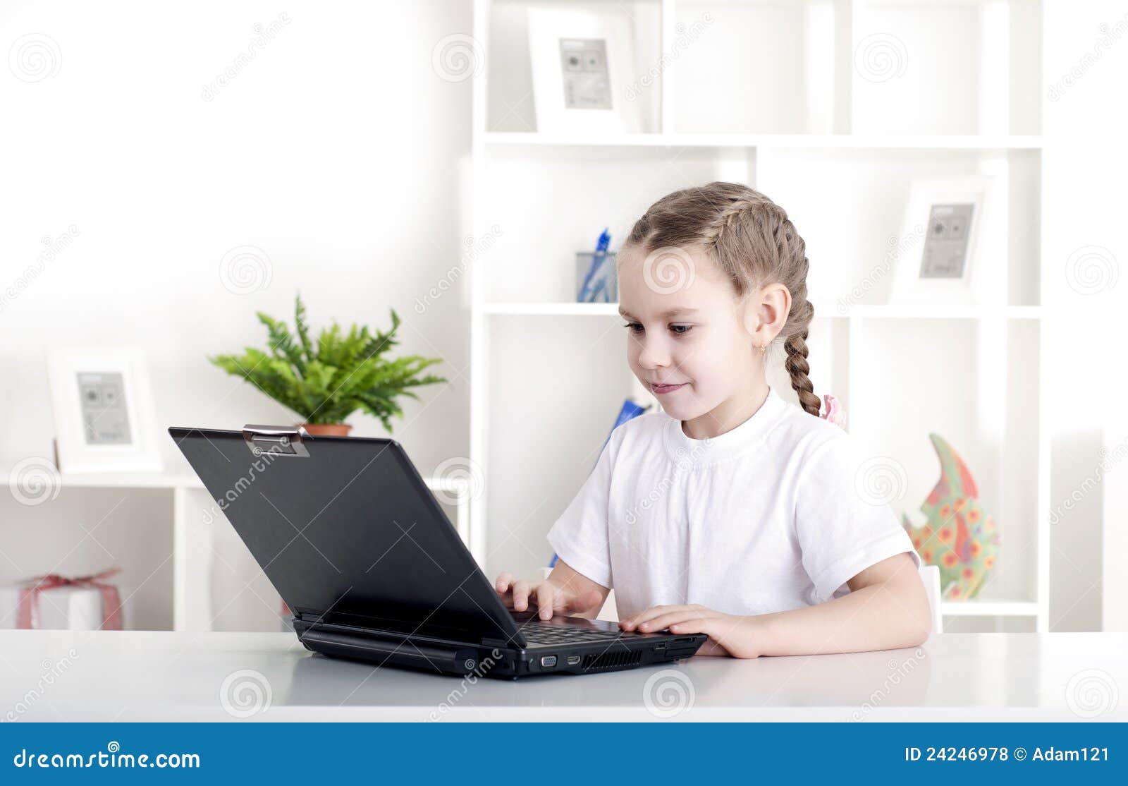 Ragazza Che Lavora Al Computer Portatile Fotografia Stock - Immagine di ...