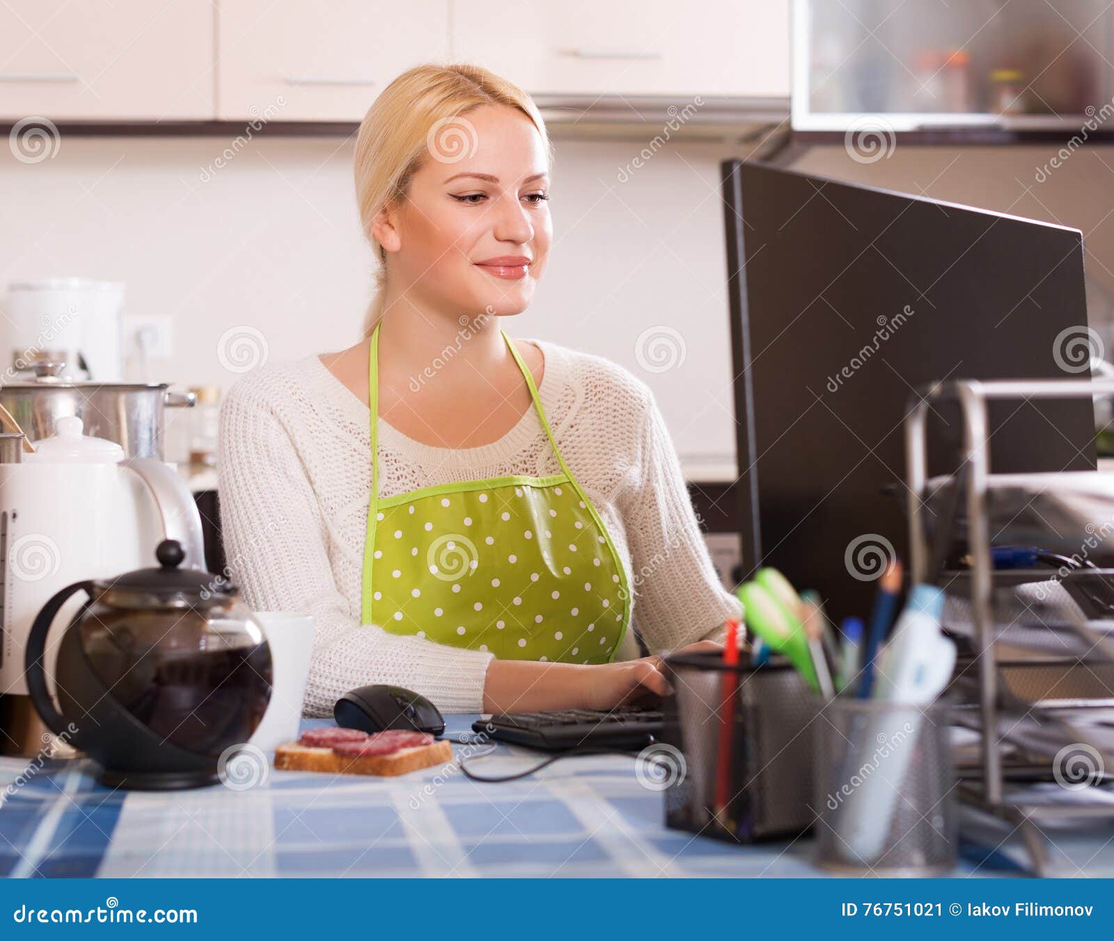 Ragazza che lavora al PC immagine stock. Immagine di commercio - 76751021