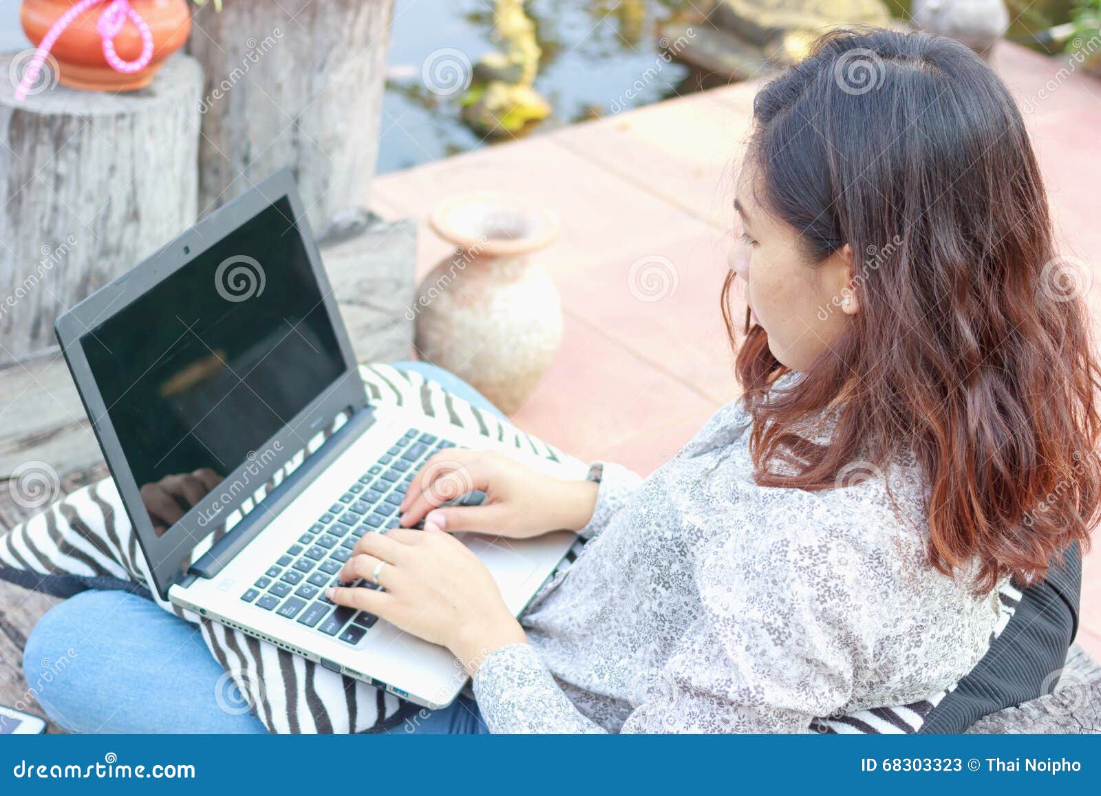Ragazza Che Lavora Al Suo Computer Portatile Fuori Immagine Stock ...