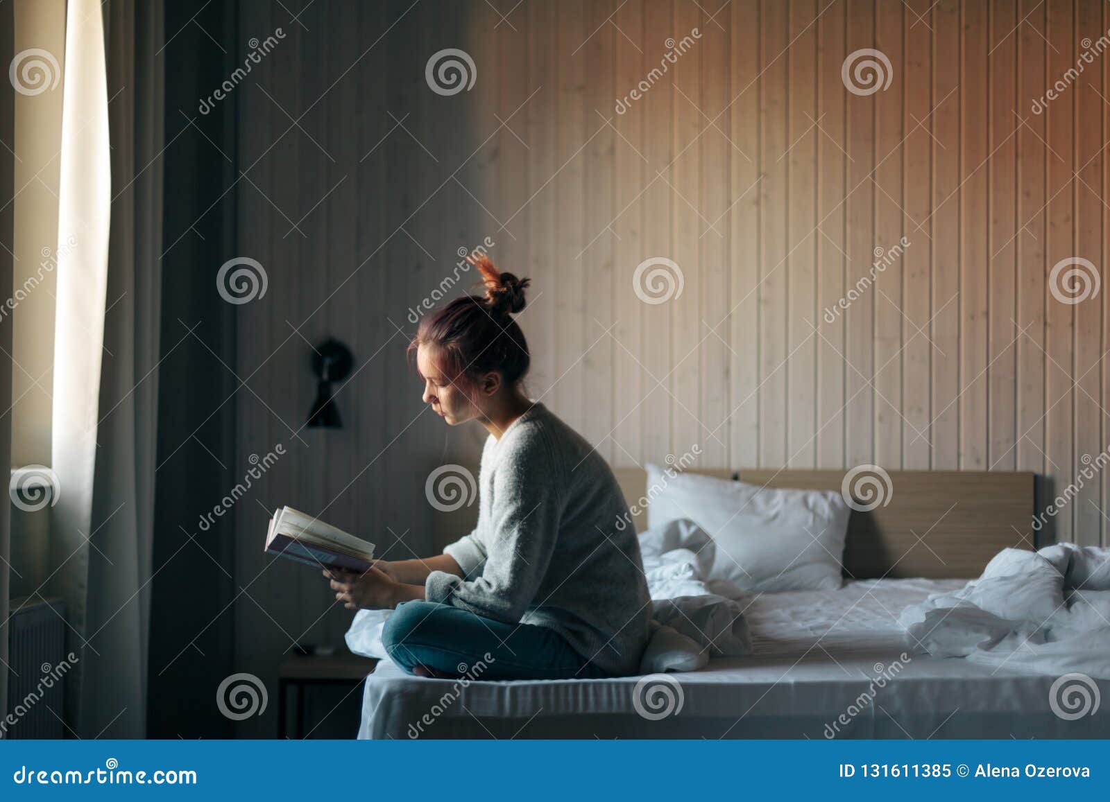Ragazza Che Legge Un Libro in Camera Da Letto Immagine Stock - Immagine ...