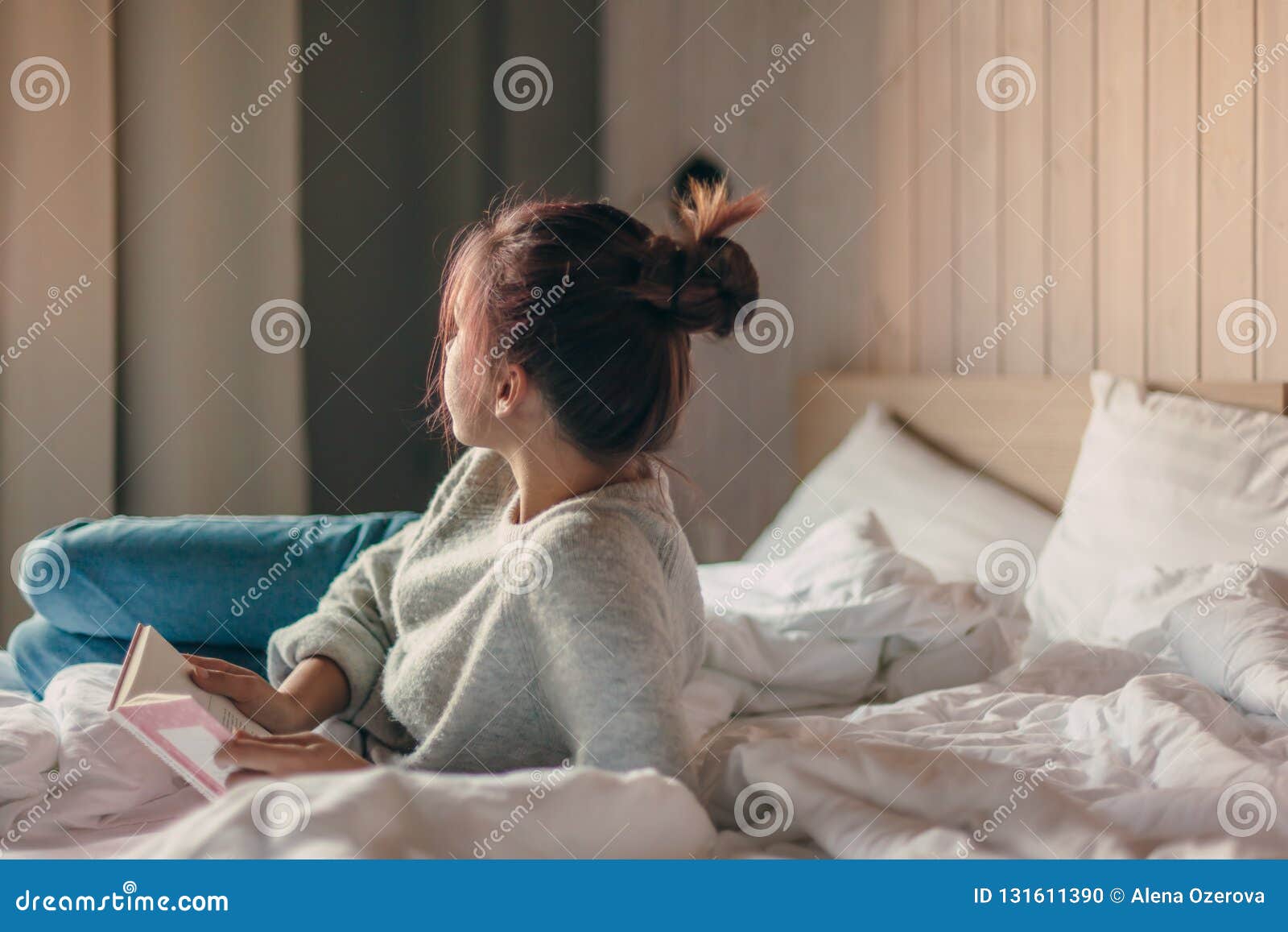 Ragazza Che Legge Un Libro in Camera Da Letto Fotografia Stock ...