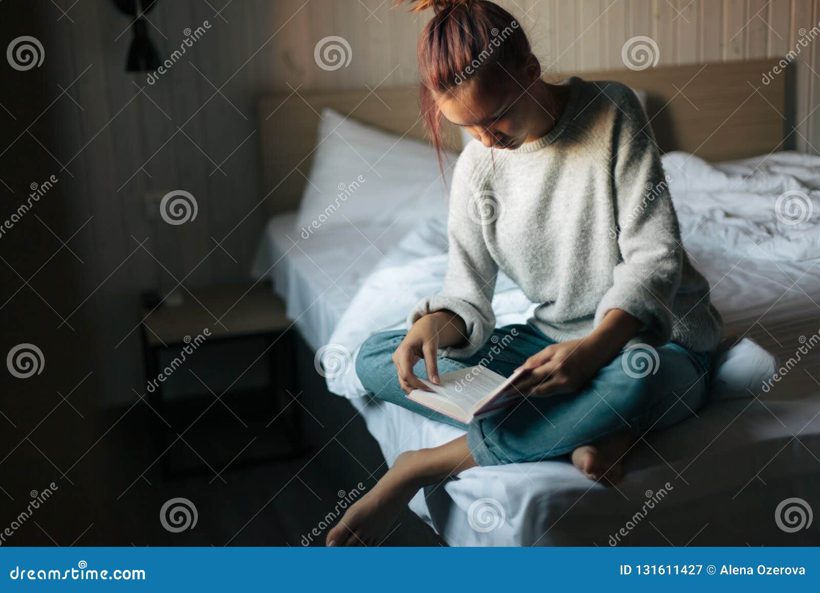 Ragazza Che Legge Un Libro in Camera Da Letto Immagine Stock - Immagine ...