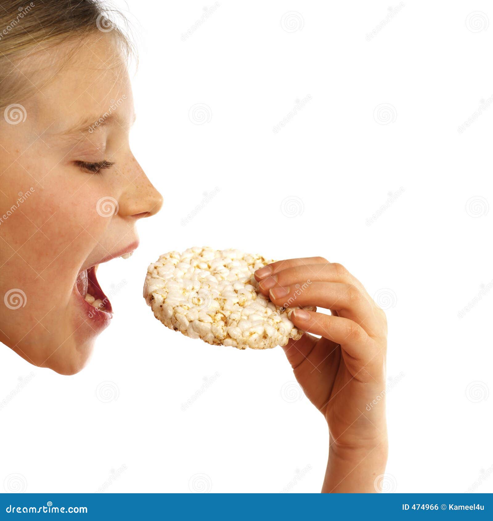 Ragazza Che Mangia Una Cialda Del Riso Fotografia Stock - Immagine di ...