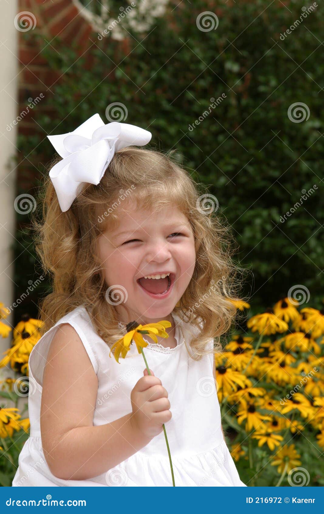 Ragazza Che Ride E Che Tiene Fiore Fotografia Stock - Immagine di ...