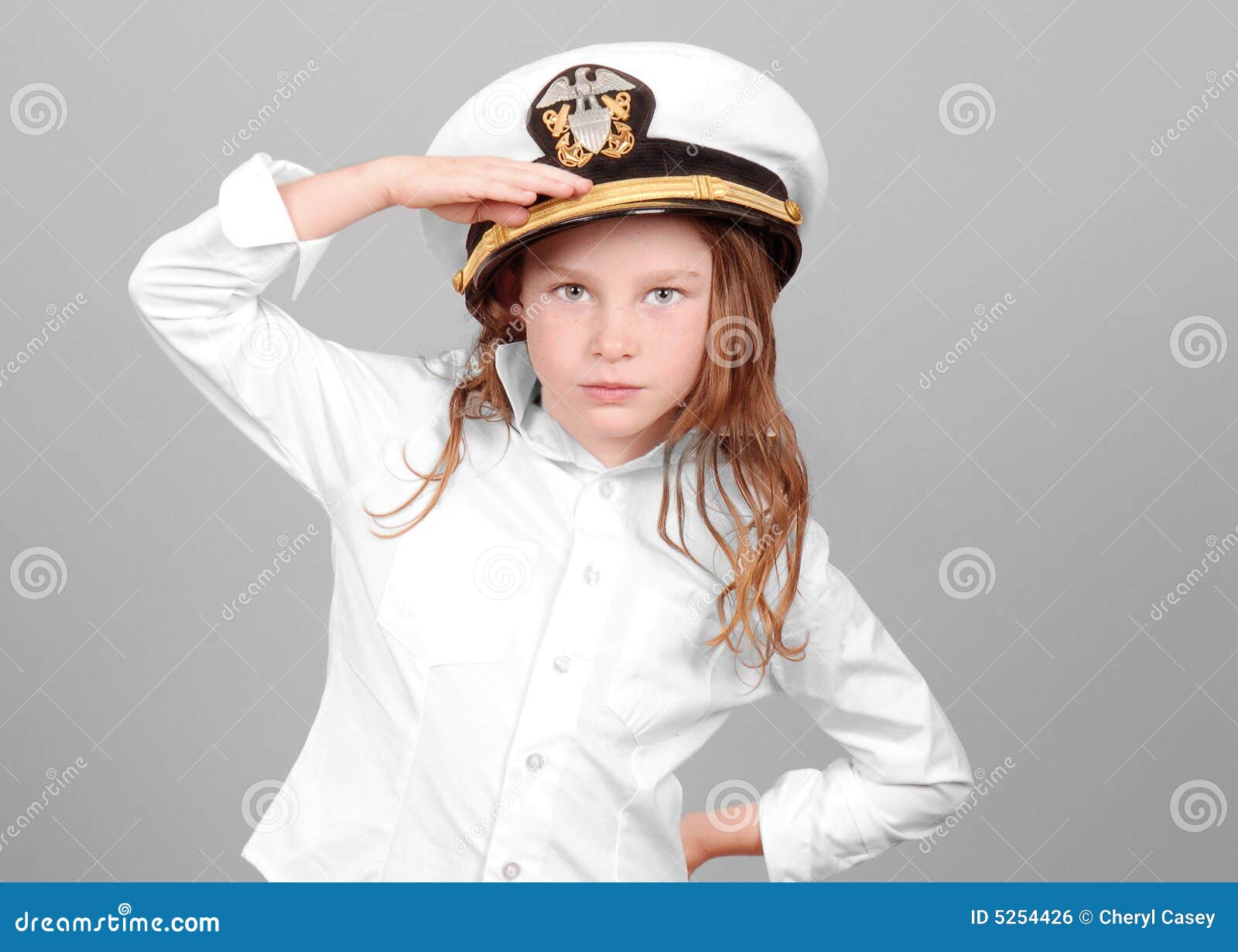 Ragazza Che Saluta in Uniforme Fotografia Stock - Immagine di cresta ...