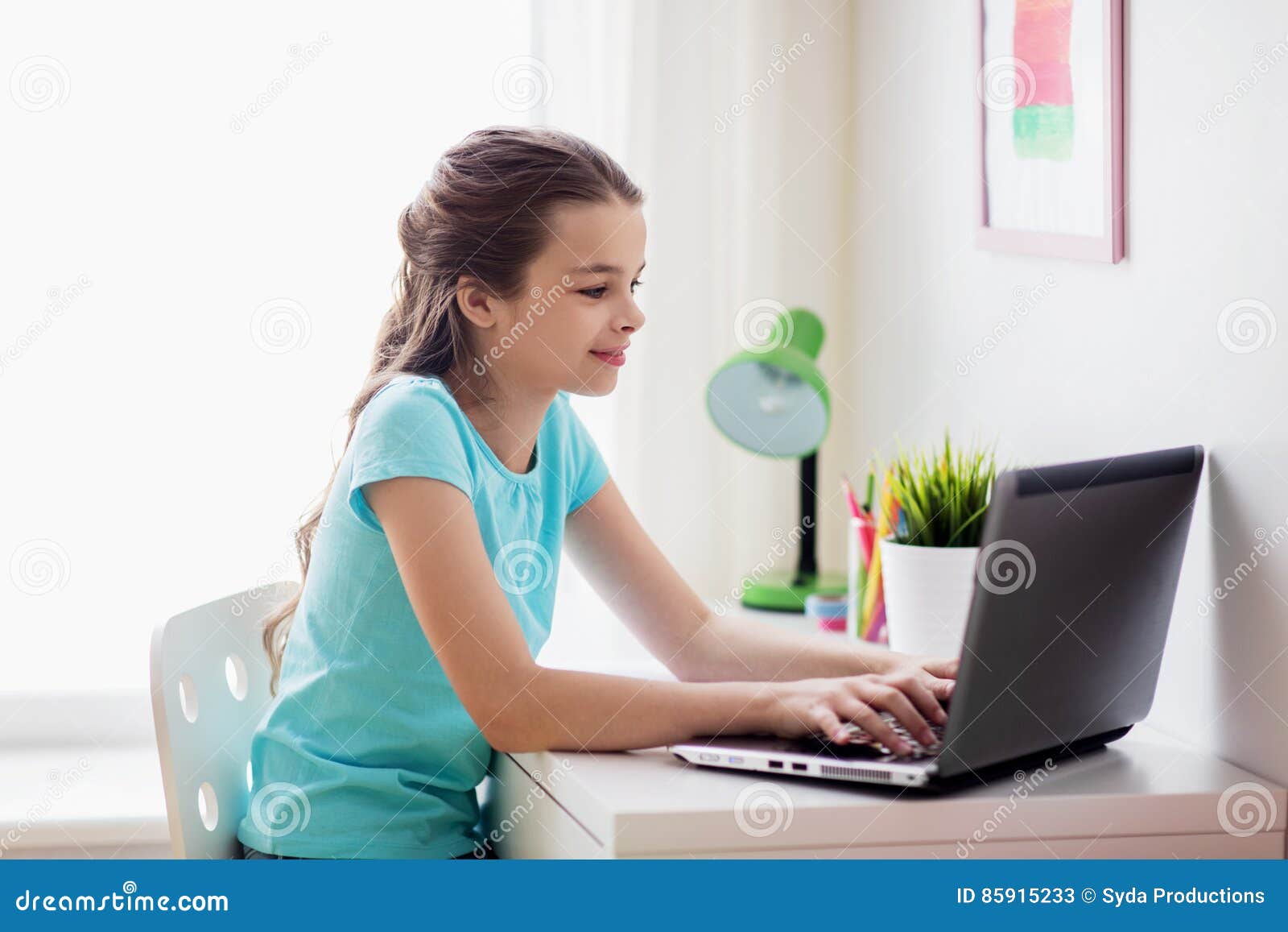 Ragazza Che Scrive Sul Computer Portatile a Casa Immagine Stock ...