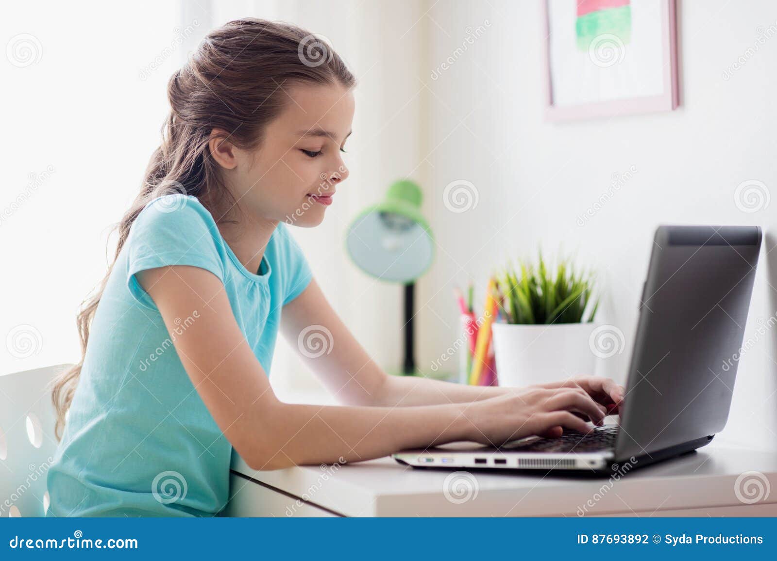 Ragazza Che Scrive Sul Computer Portatile a Casa Fotografia Stock ...